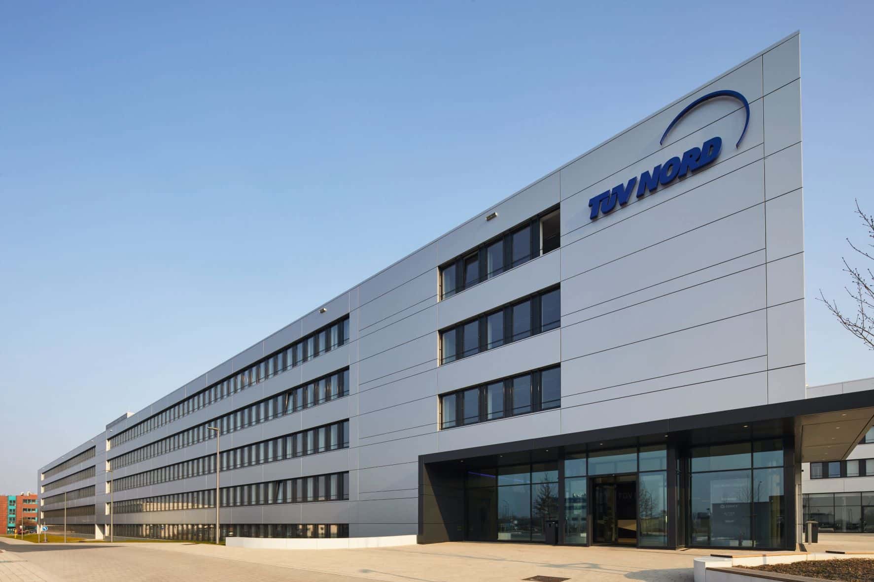 Markant und nachhaltig: Zentralgebäude TÜV Nord - industrieBAU